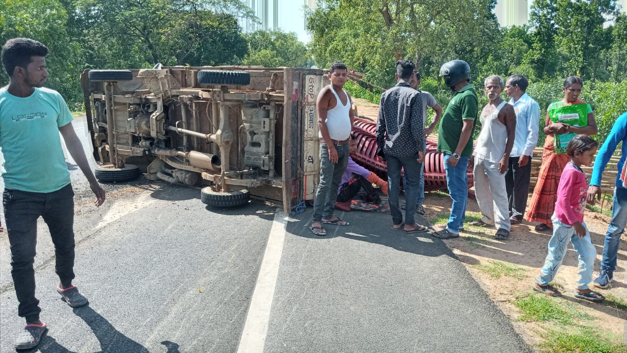 sarath-accident-देवघर-सारठ मुख्य मार्ग के घोरपरास जंगल के समीप पिकअप ...