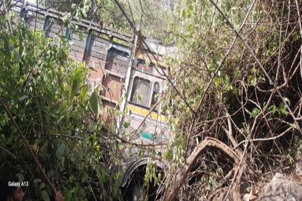 jharkhand incident-चंदवा के अमझरिया घाटी में गिरी सरिया लदी ट्रक, चालक ...