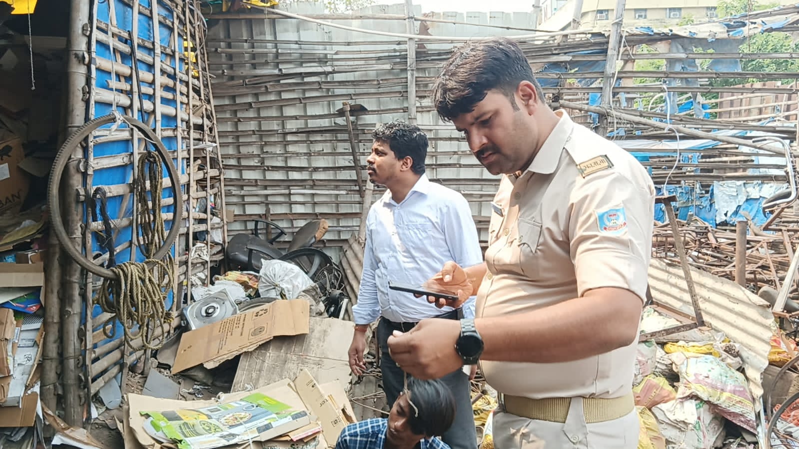 saraikela gamhariya co action- आदित्यपुर में अवैध स्क्रैप टाल पर सीओ का ...