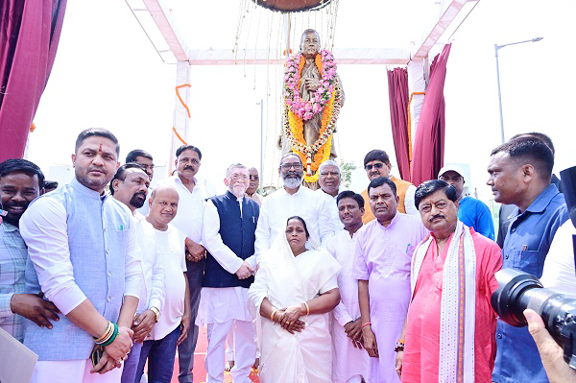 jharkhand binod bihari mahato statue : राज्यपाल एवं मुख्यमंत्री हेमन्त सोरेन ने धनबाद के बिनोद ...